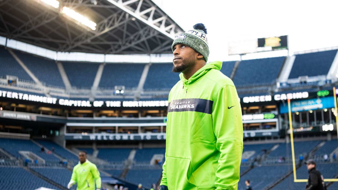 Bobby Wagner Gives Young 12 His Hat After Signing Autographs