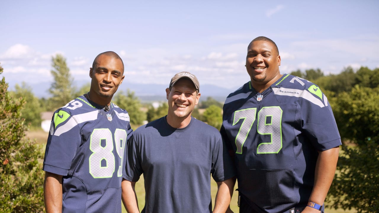 Photo Gallery - Seahawks 12 Tour visits Wounded Warrior