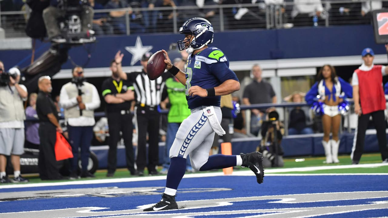 Russell Wilson Keeps It For 4-Yard Touchdown Run
