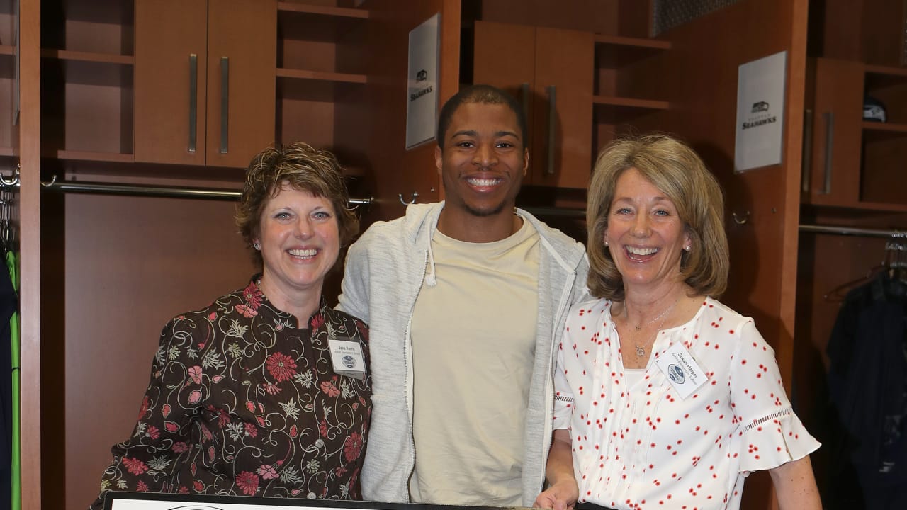 Seahawks, Symetra Award Apollo Elementary School With “Classroom MVP Award”
