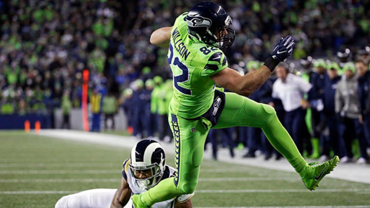 Russell Wilson Passes To Luke Willson For Touchdown