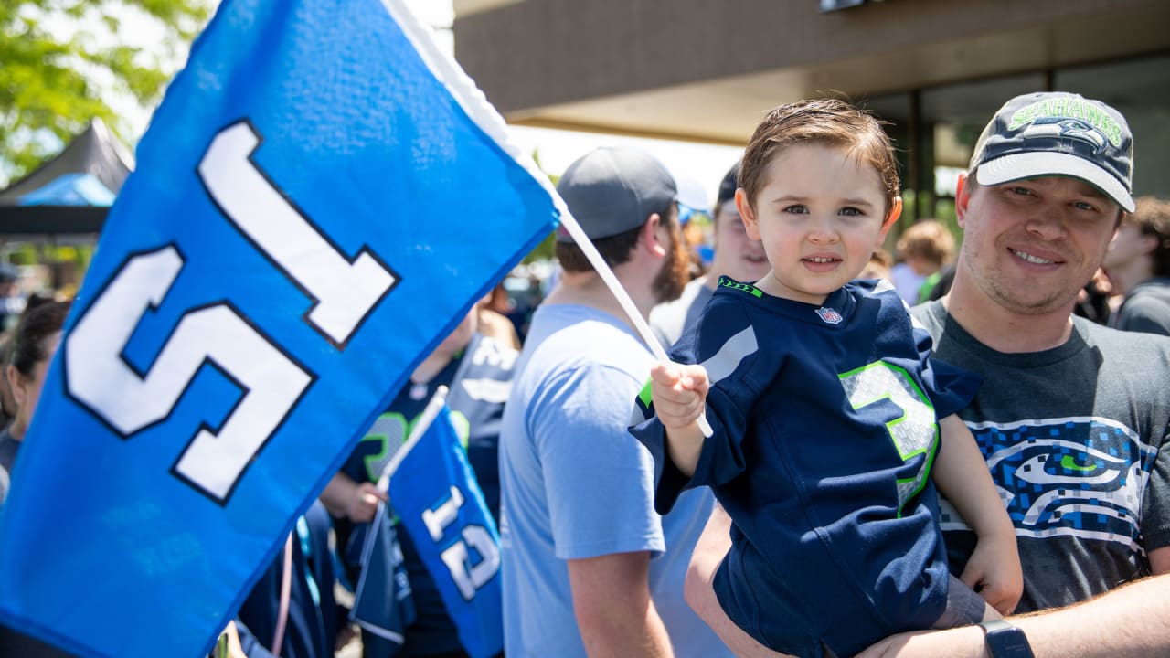 PHOTOS: Top Shots Of Seahawks 12 Tour