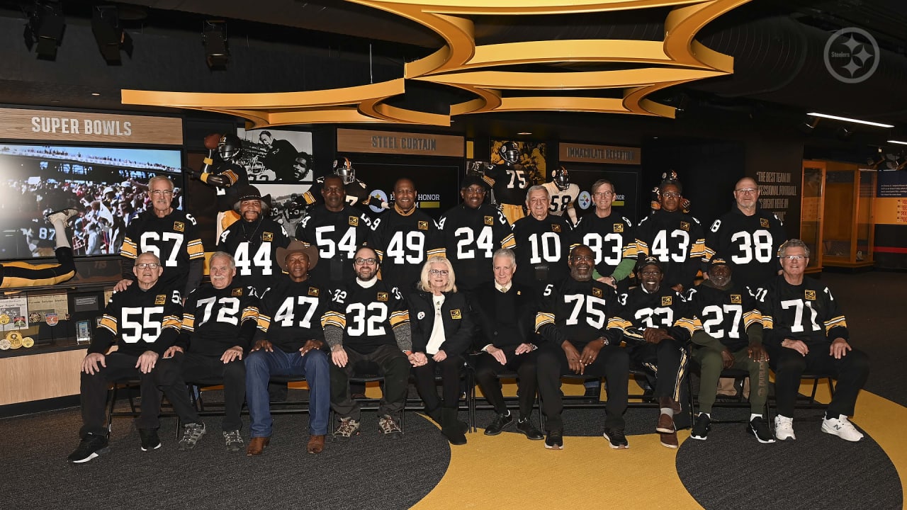 PHOTOS: 1972 team tours Hall of Honor Museum