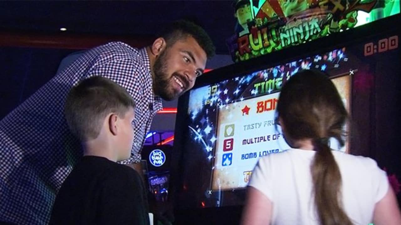 Heyward continues to give back