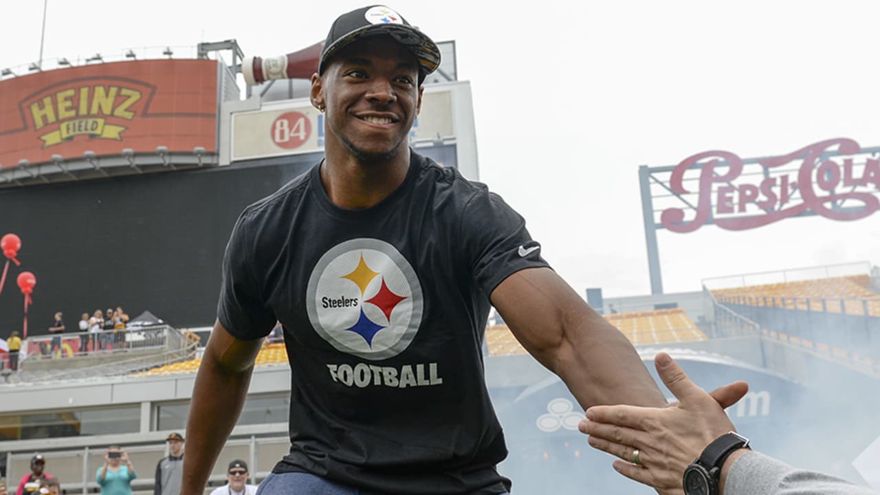 Davis' smile is there to stay