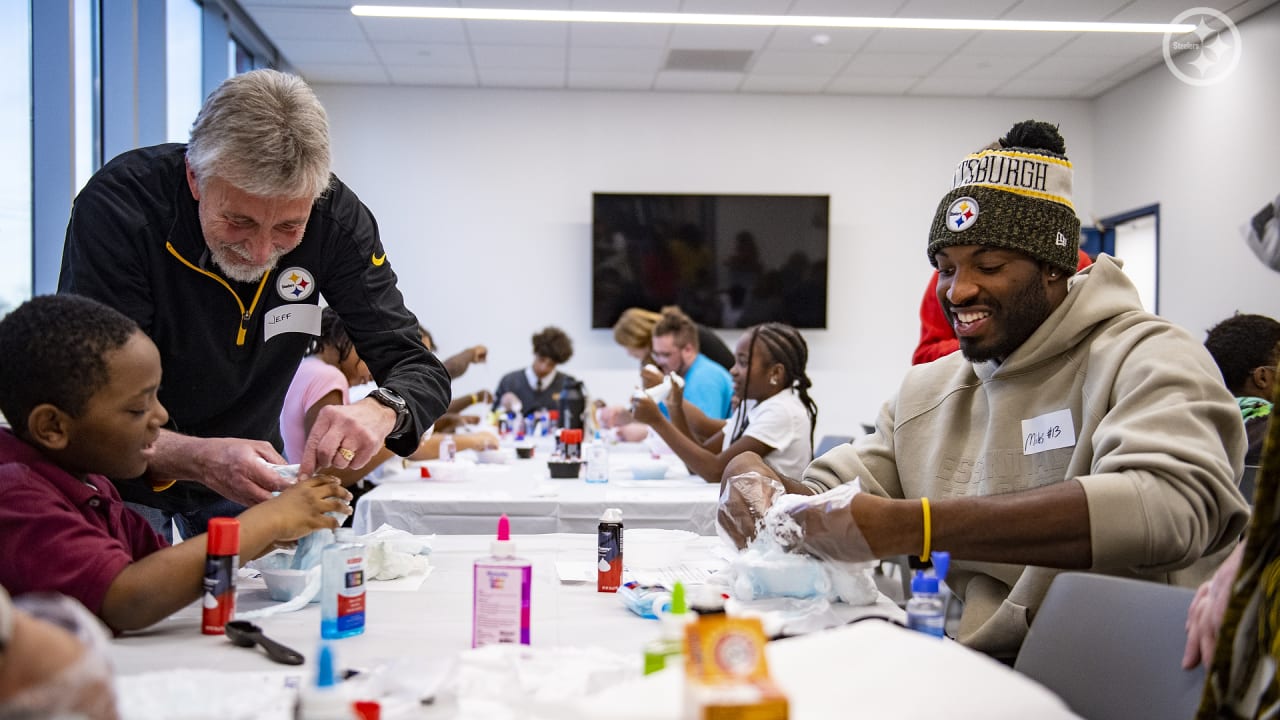 PHOTOS: 2022 Giving Back at the Holidays