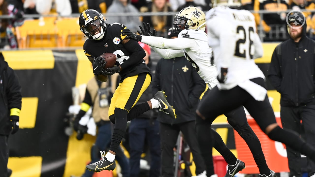 En Español: Johnson reels one in