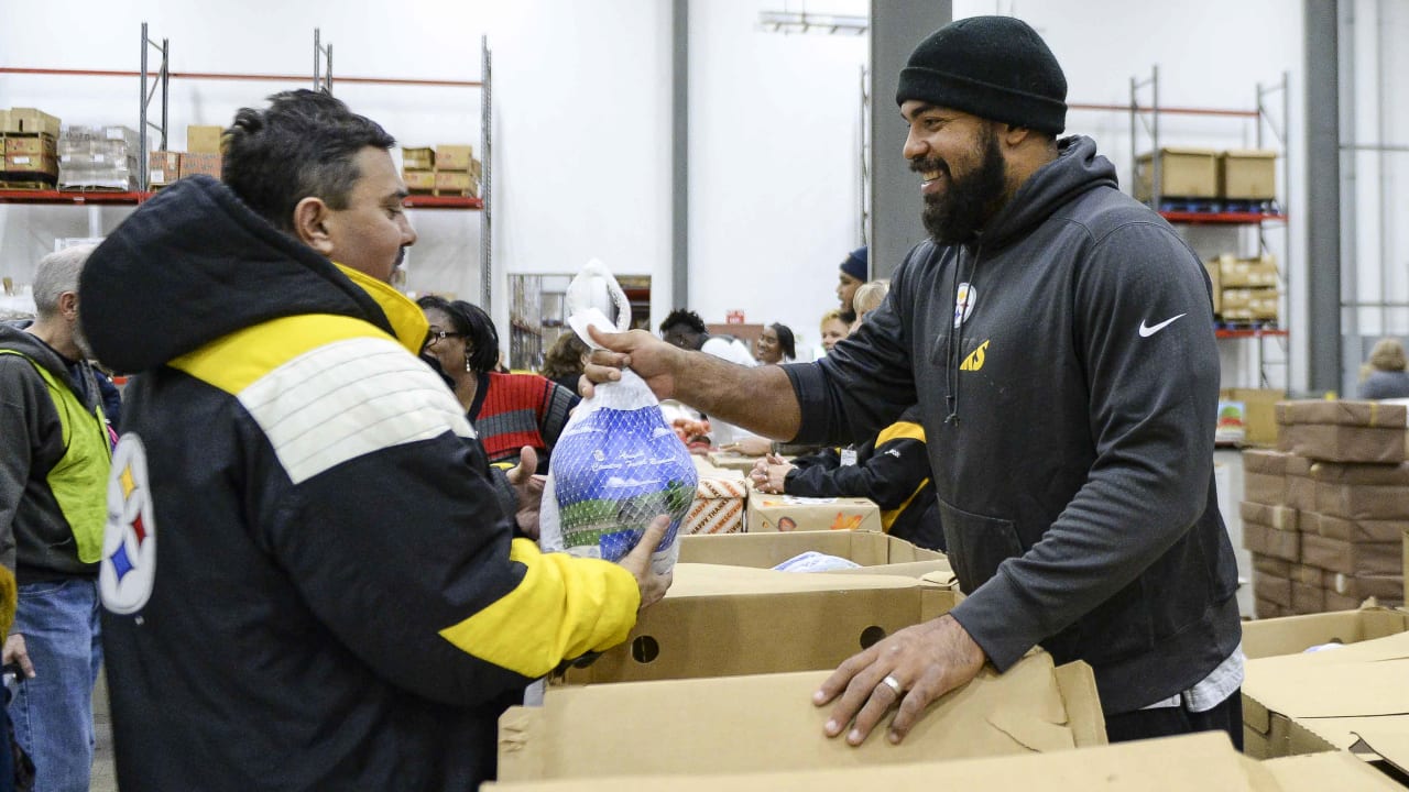 PHOTOS: Steelers give back at Thanksgiving