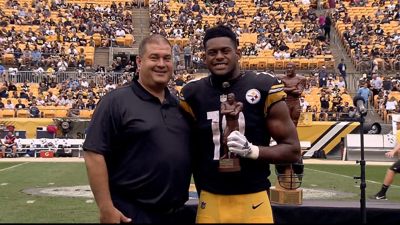 JuJu accepts Joe Greene Great Performance Award