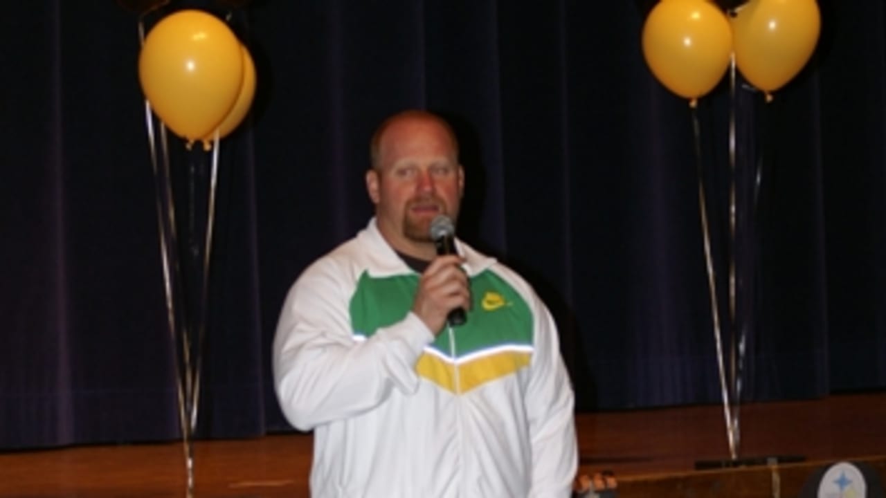 Hoke speaks to school students