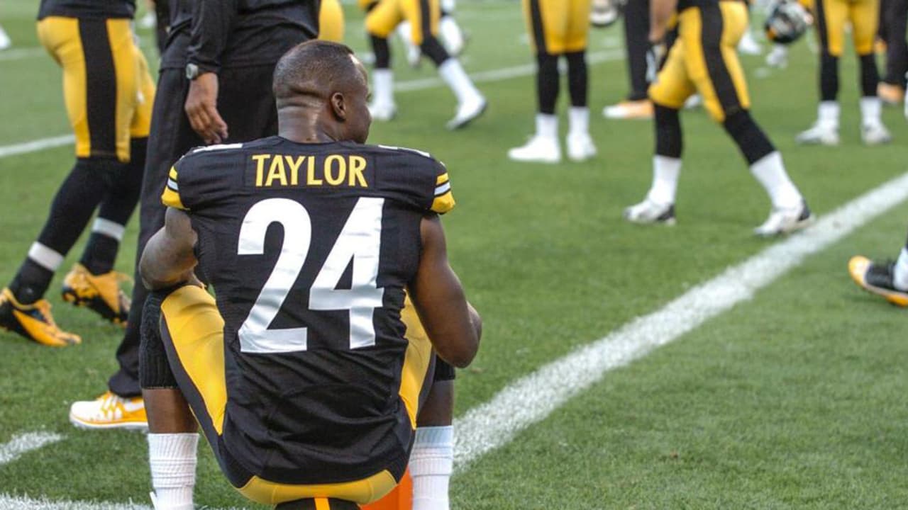 Fans catch up with Ike Taylor