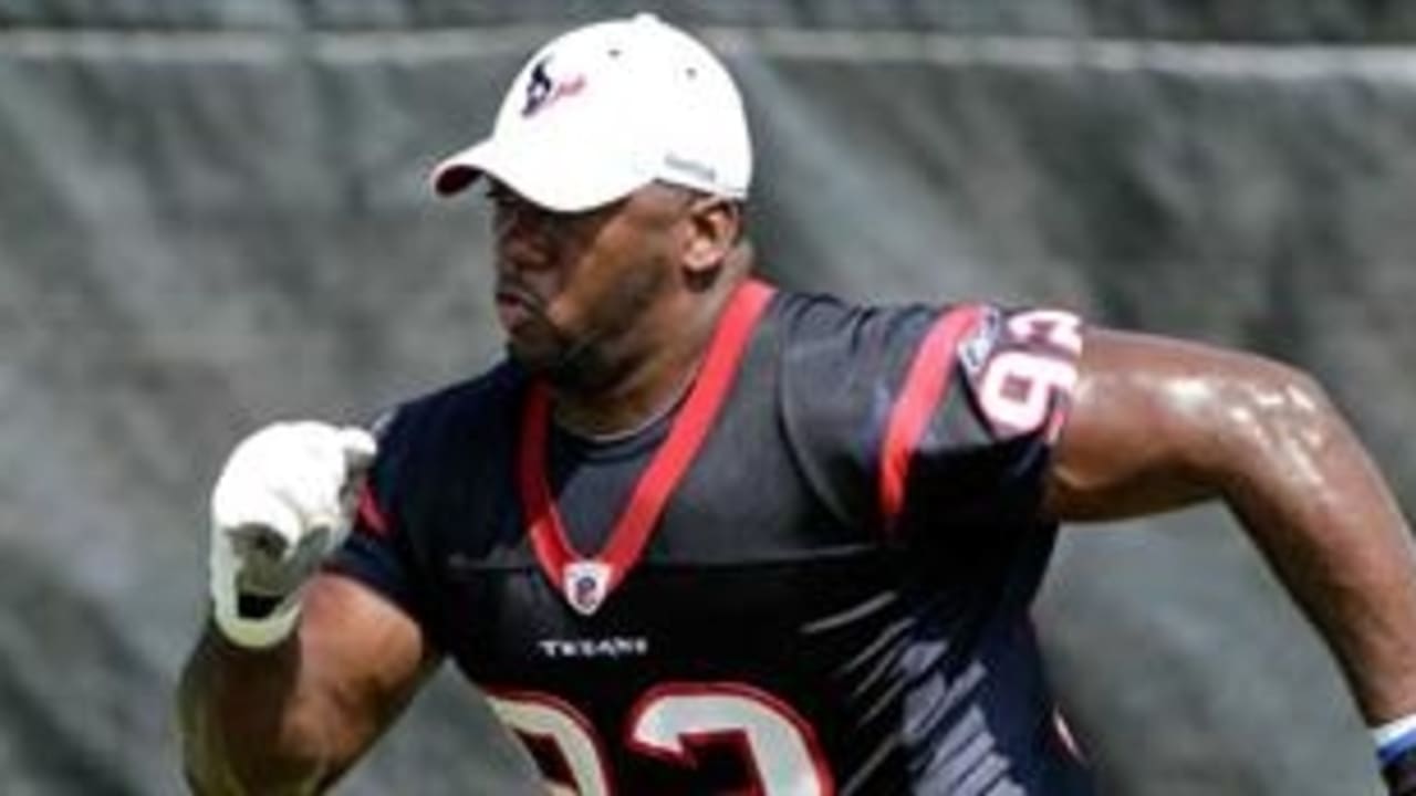 Texans sign Mitchell, release Moats