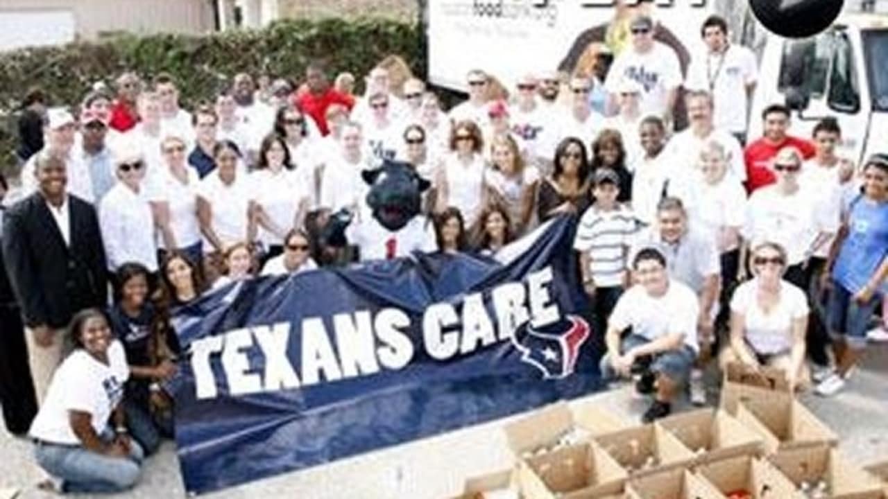Texans volunteer at Food Bank