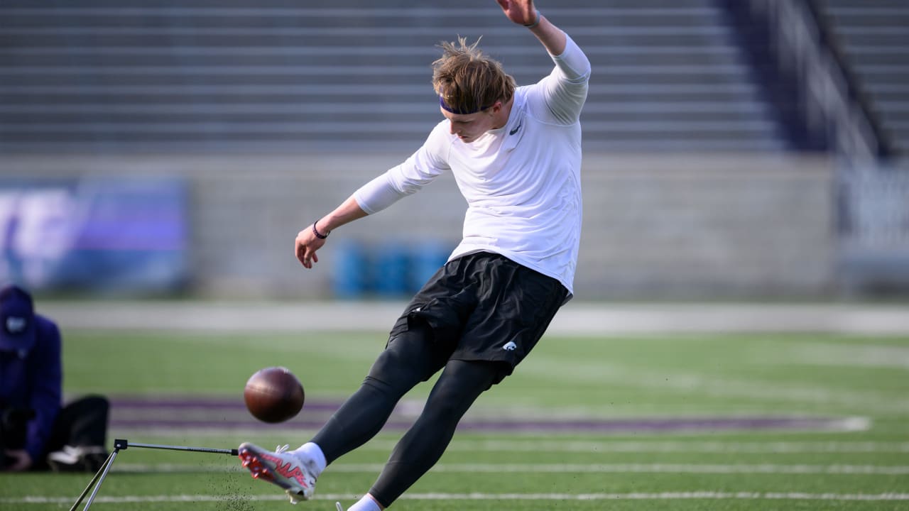 The Houston Texans have signed free agent Ty Zentner