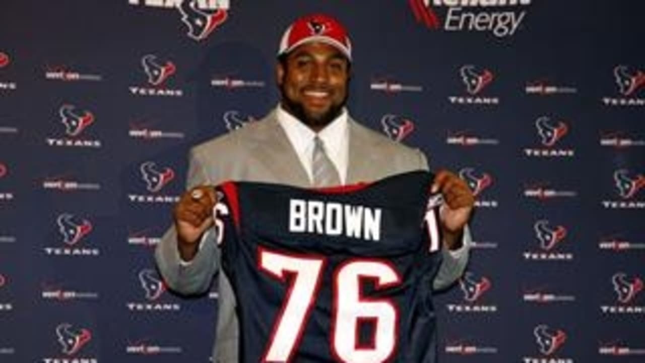 Texans sign first-round pick Brown