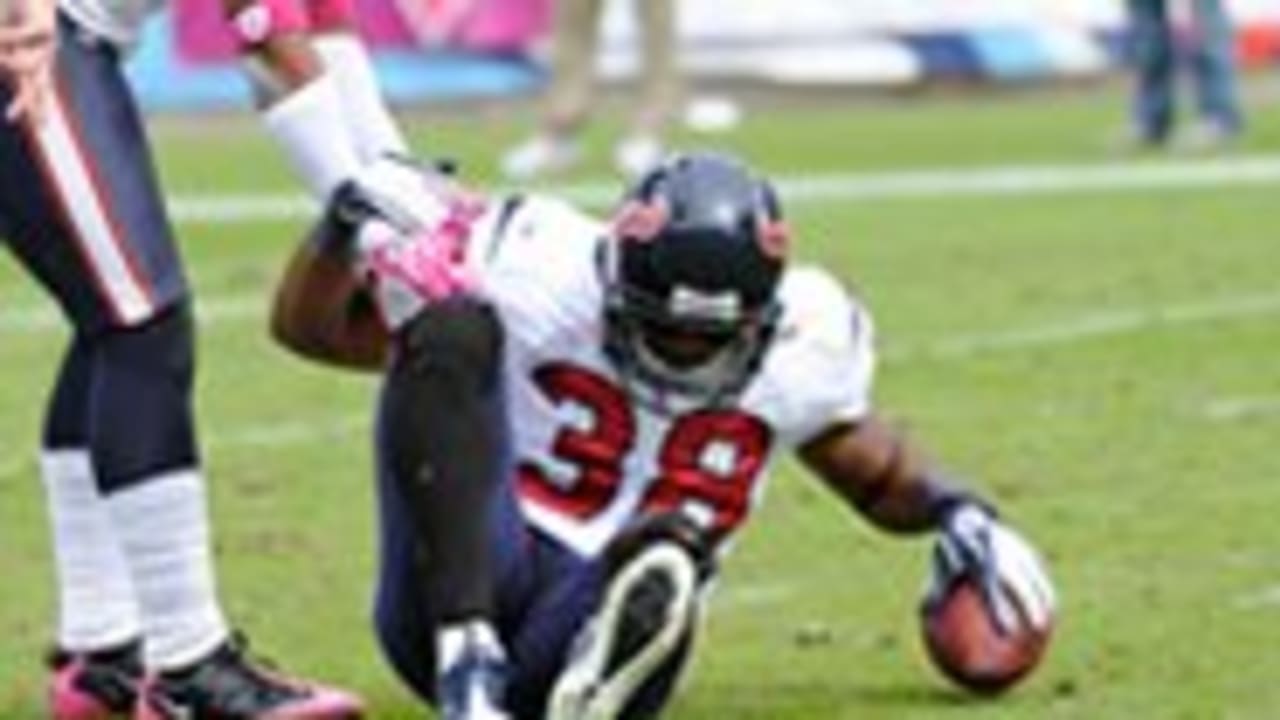 Manning fractures leg, hopes to return this season