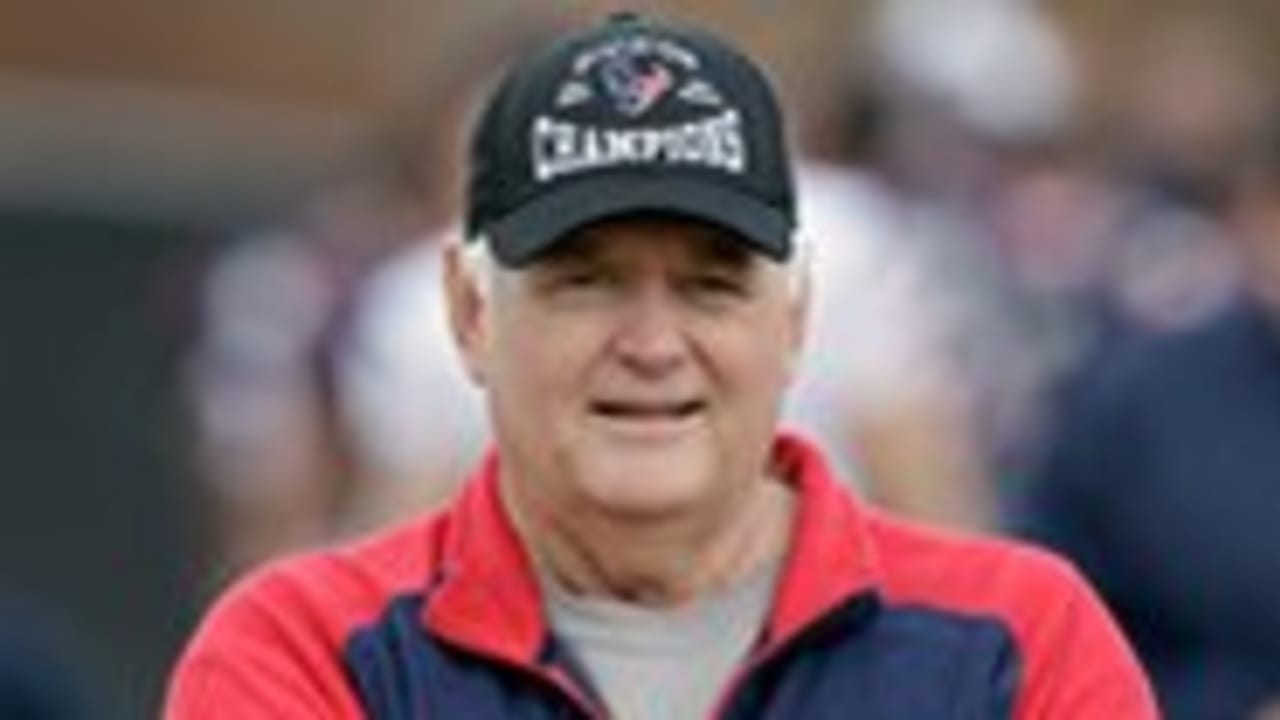 Feeling "better and better," Phillips returns to practice