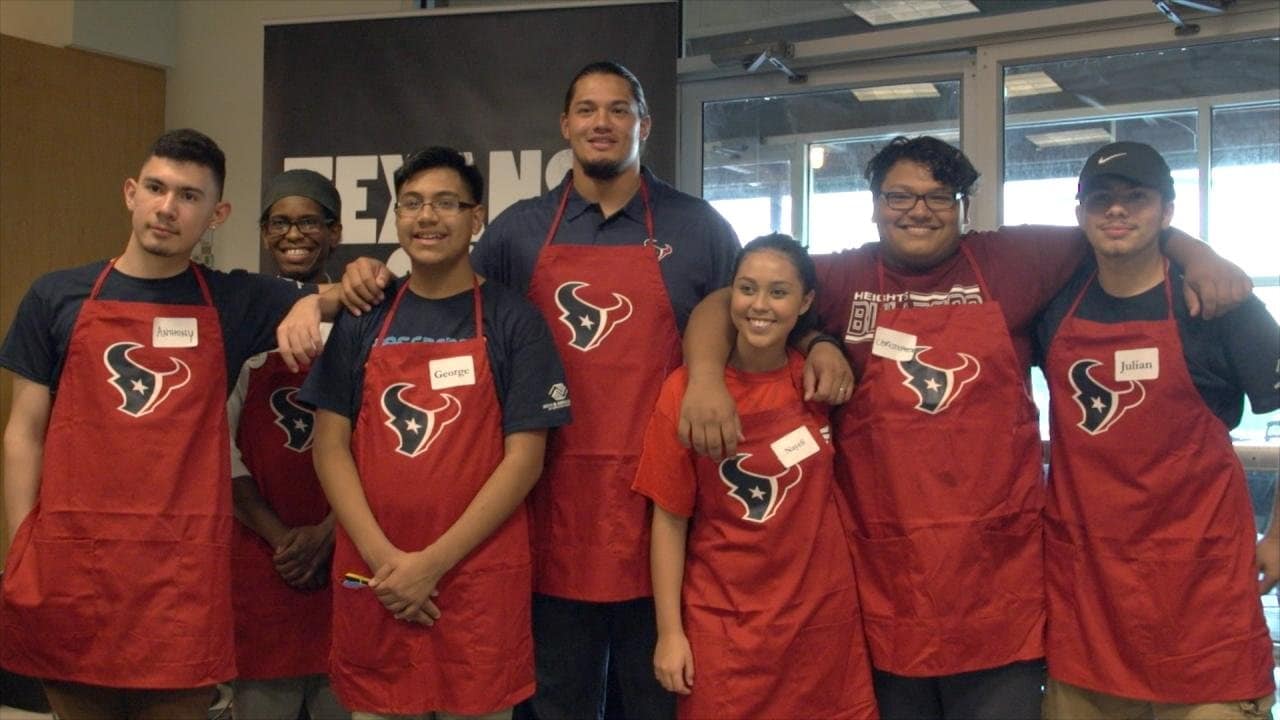 Texans, HEB host cooking class