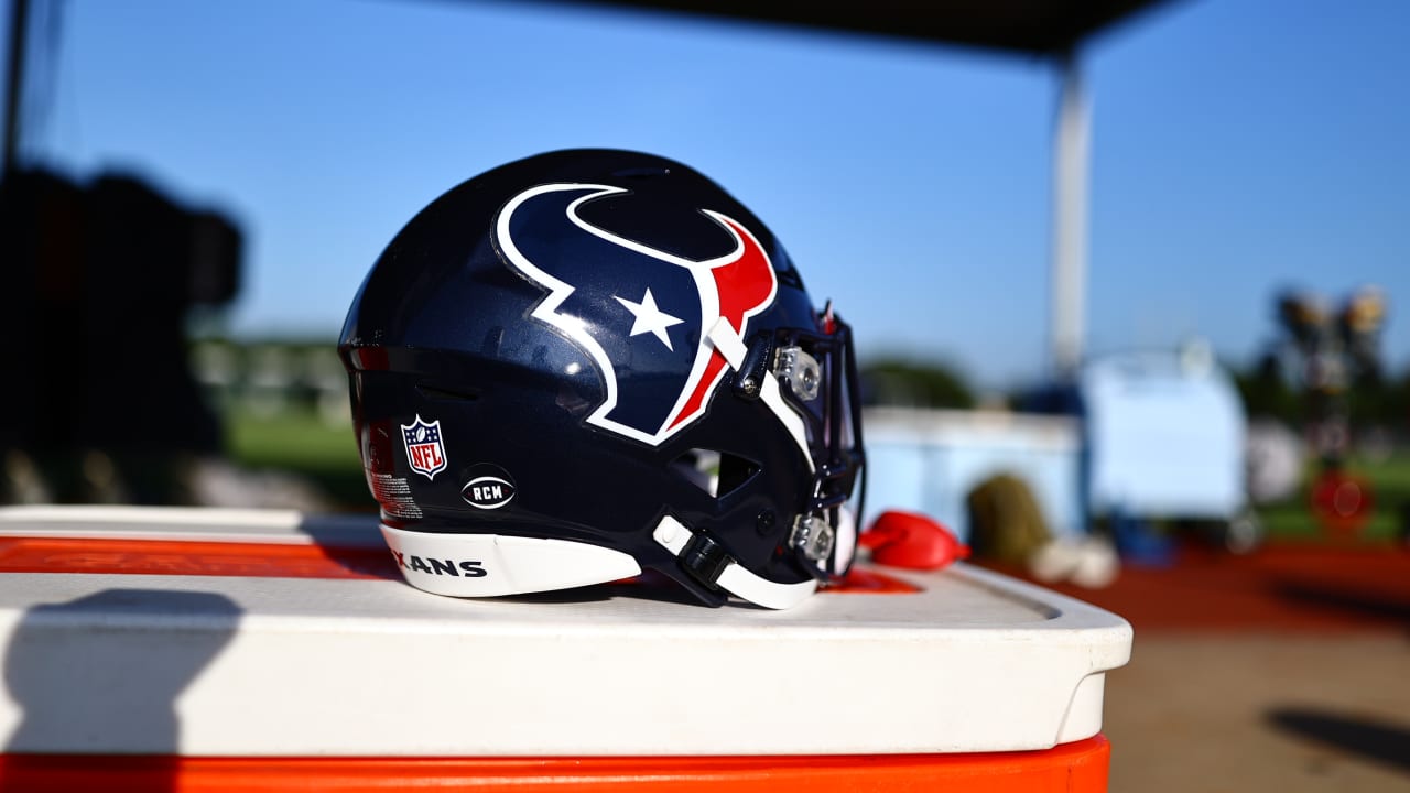 Houston Texans coordinators and players meet with the media after ...