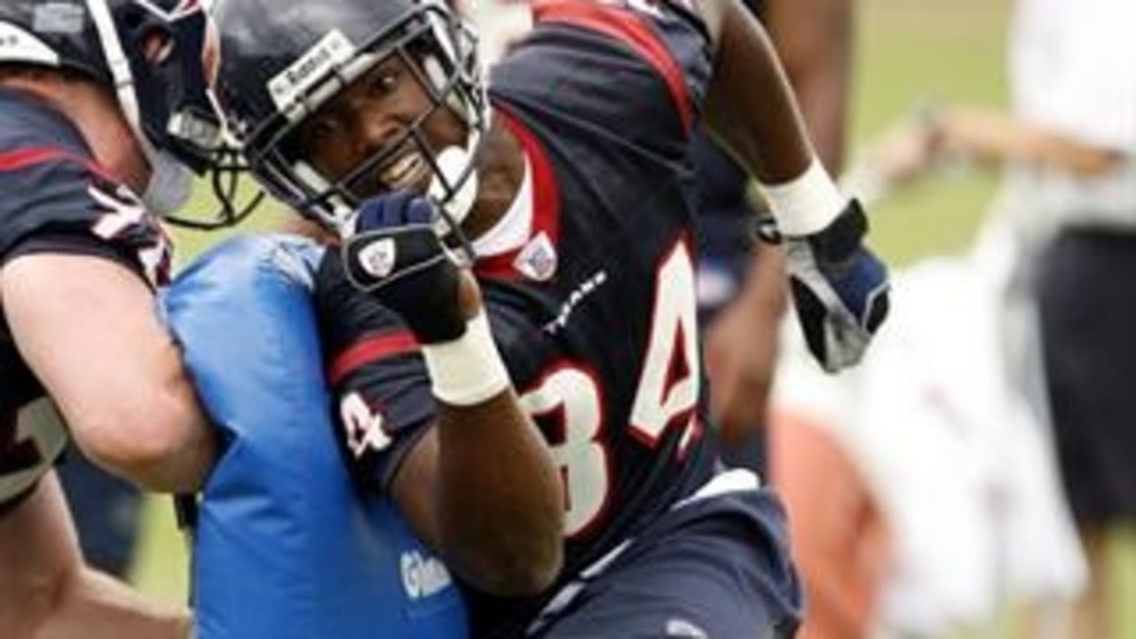 Texans sign sixth-round pick Barber