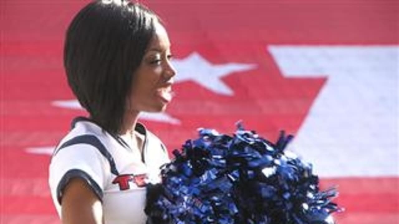 Pro Bowl Cheerleader Crystal talks to fans