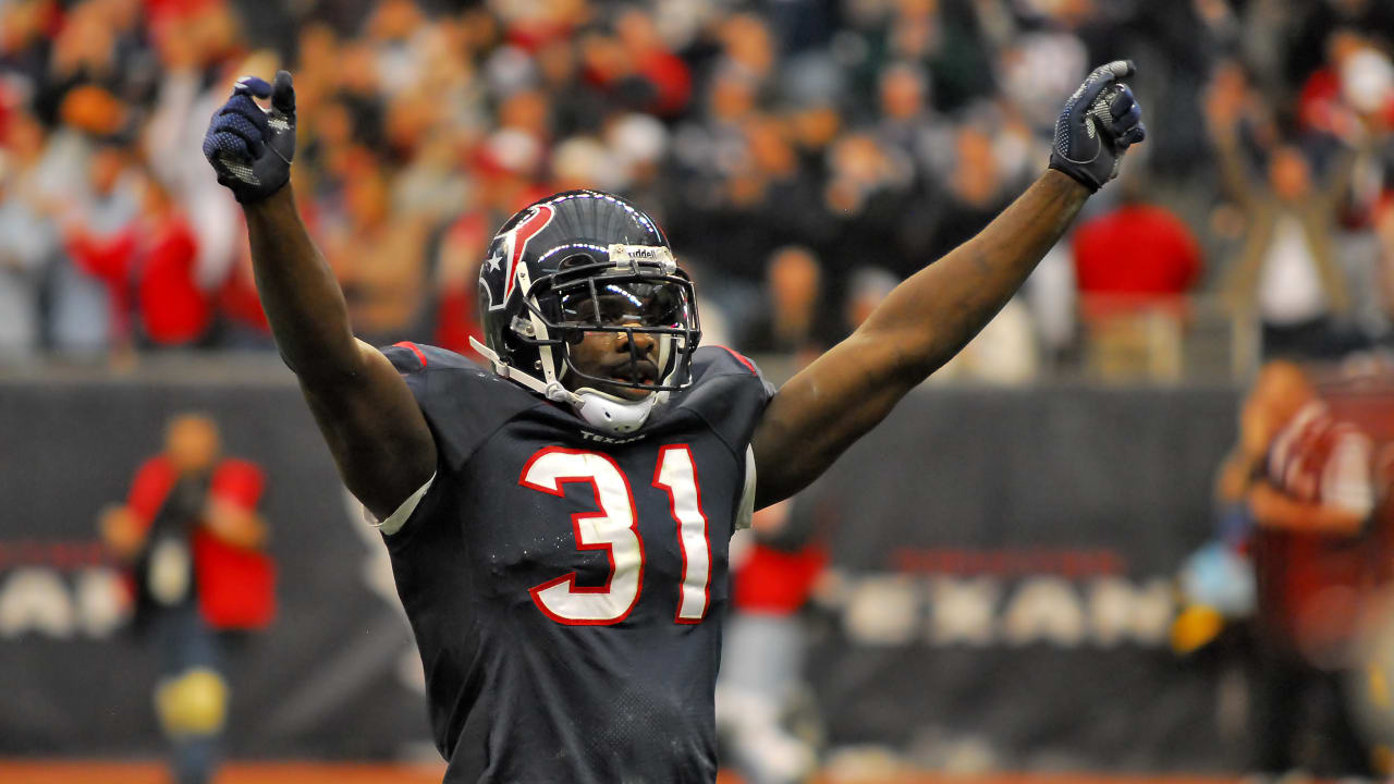 Throwback Photos: Texans First Victory Over the Patriots