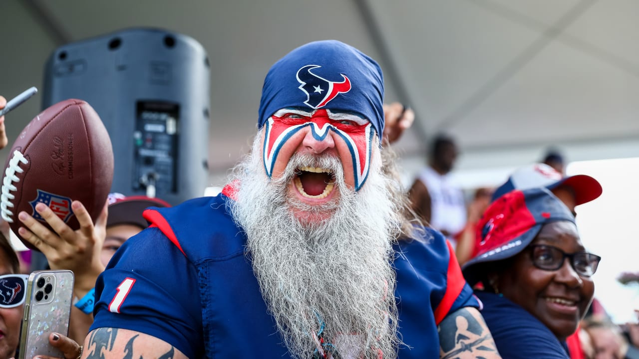 | Fans back at Texans Camp