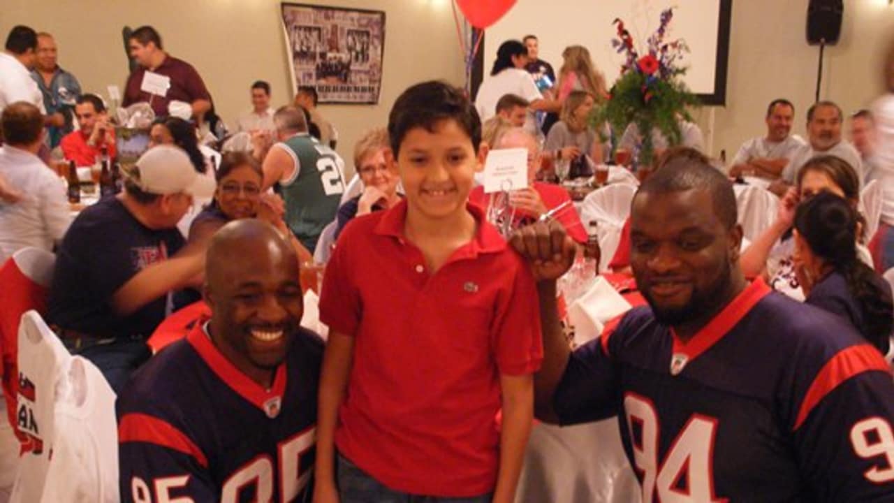 Texans help at charity dinner