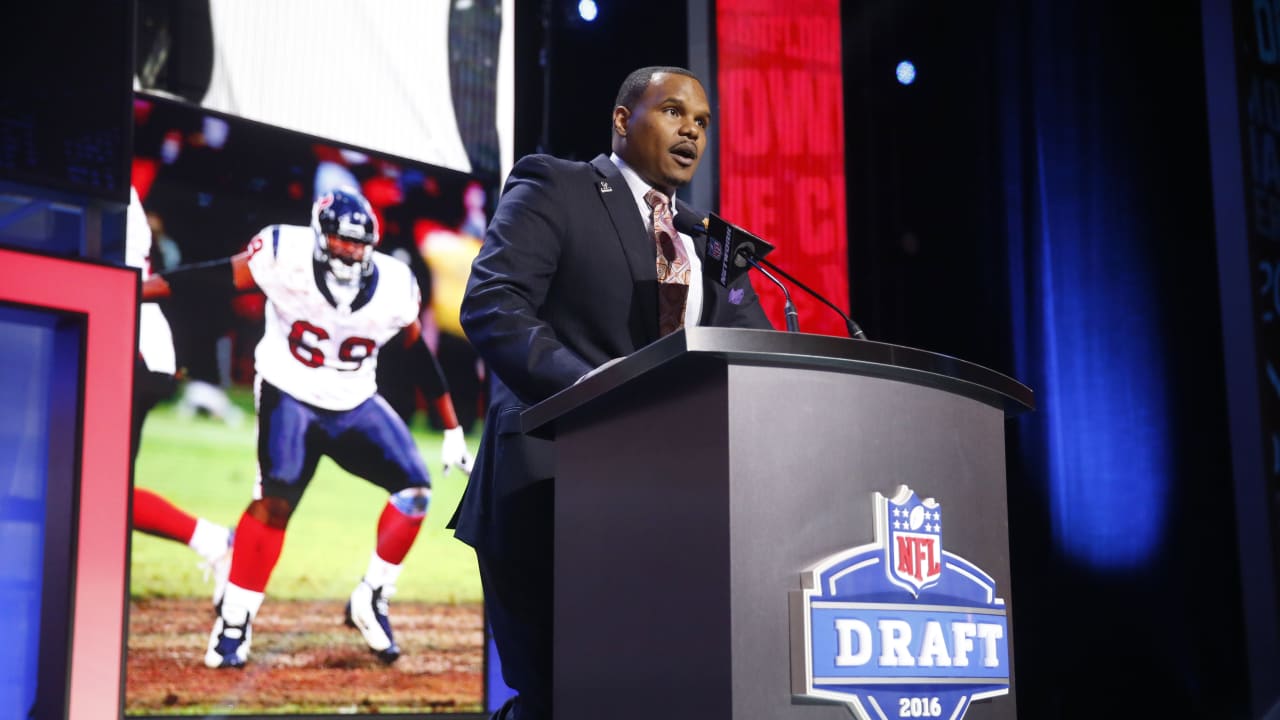 Former offensive lineman Chester Pitts will announce the Houston Texans ...