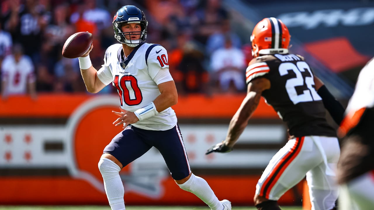 Houston Texans QB Davis Mills entered the game Sunday at Cleveland in ...