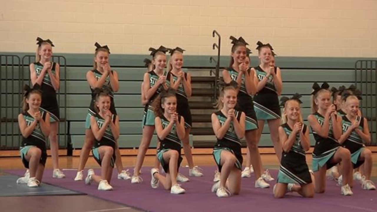 Titans Cheerleaders Visit Middle School
