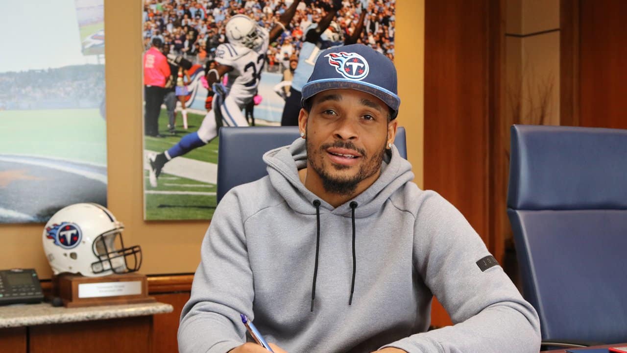 Eric Weems Signs Contract, Meets Reporters