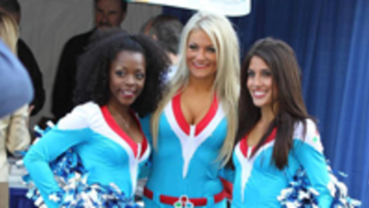 Titans Cheerleaders Participate in Science and Engineering Festival
