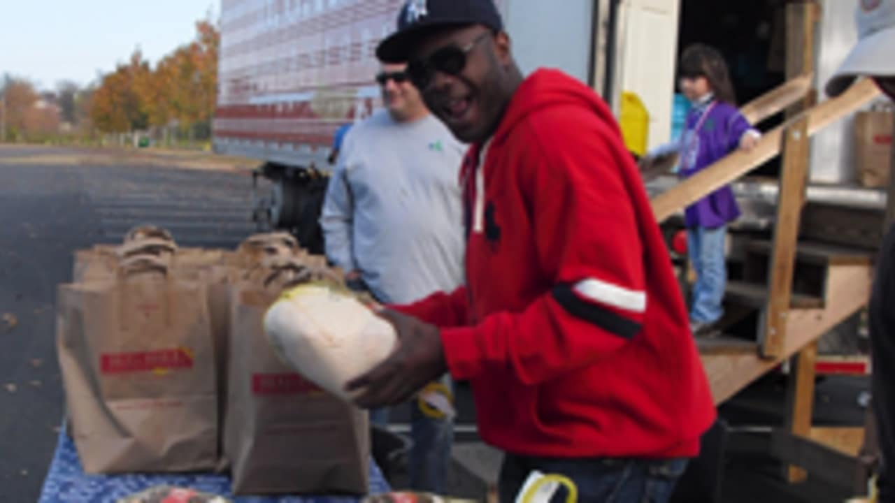 Bulluck Gives Turkey Dinners to Foster Families
