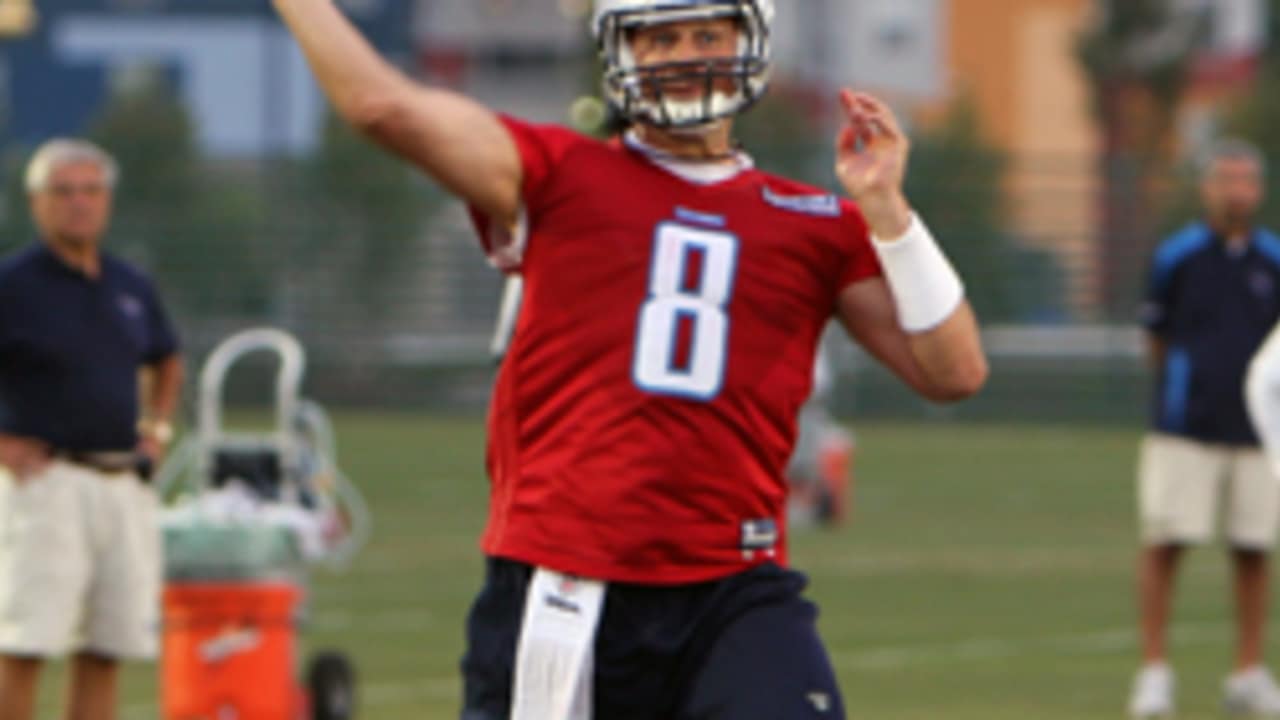 Hasselbeck Finally Takes Field With Titans