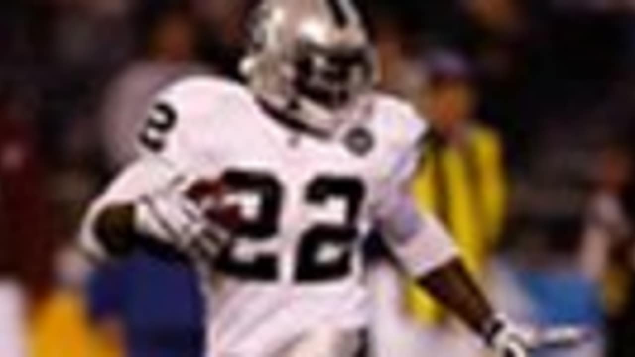 Cornerback Justin Miller visits with Titans