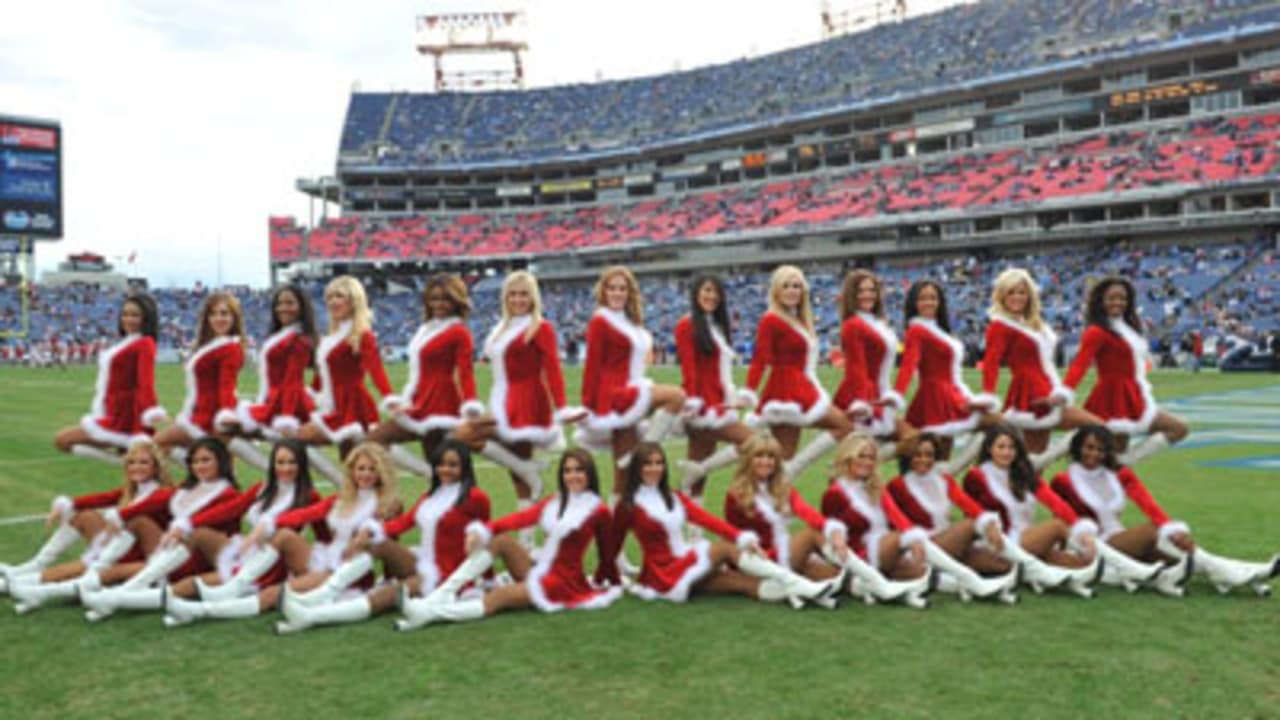 Titans Cheerleaders Spread Holiday Cheer