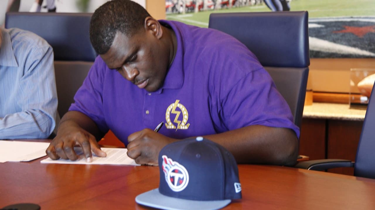 Offensive Lineman Byron Bell Signs Contract