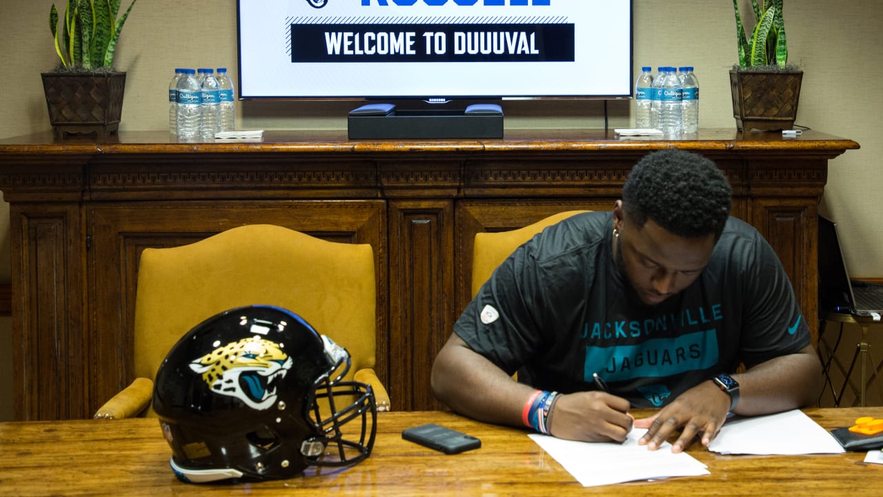 Official: Russell signs rookie contract