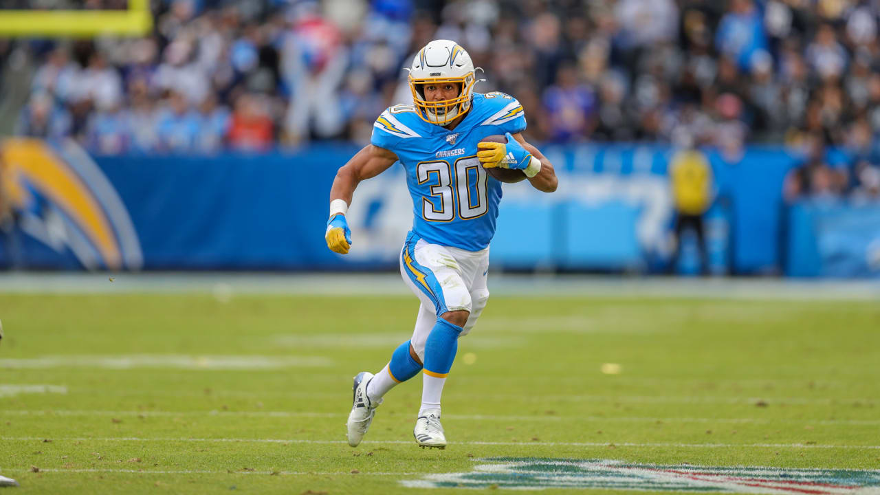 Austin Ekeler Drags Across the Middle for 17-Yard Catch and Run