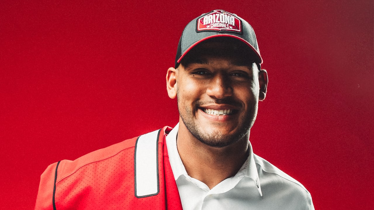 Rookie Photo Shoot: LB Zaven Collins