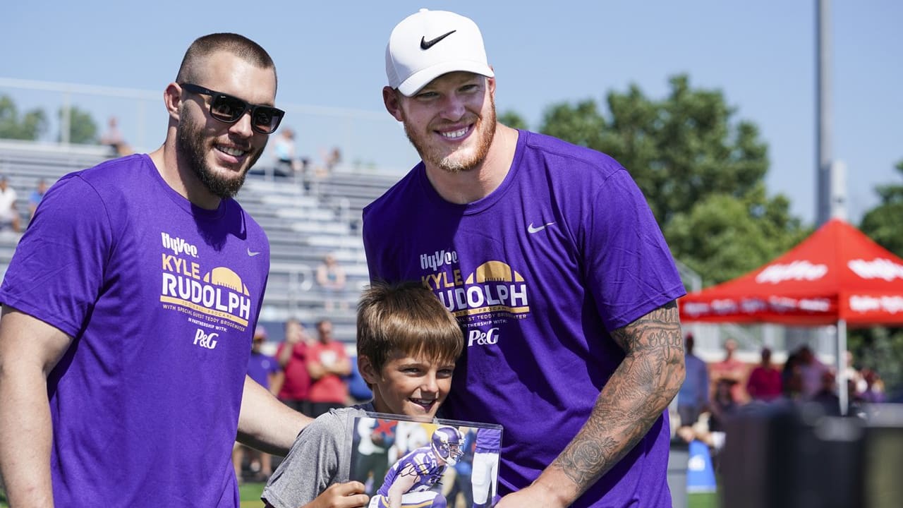 Kyle Rudolph Hosts Annual Hy-Vee Kids Football Camp