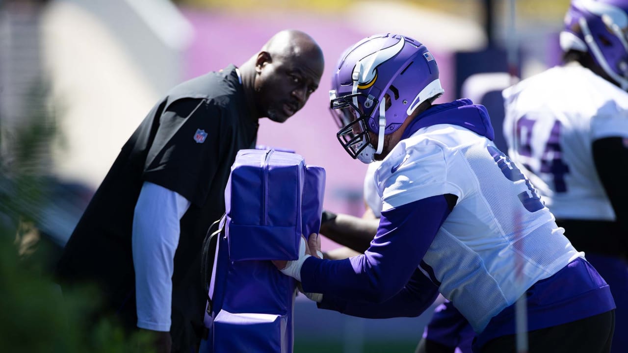 Harrison Phillips Recalls NFL Debut as Lewis Cine Prepares for His