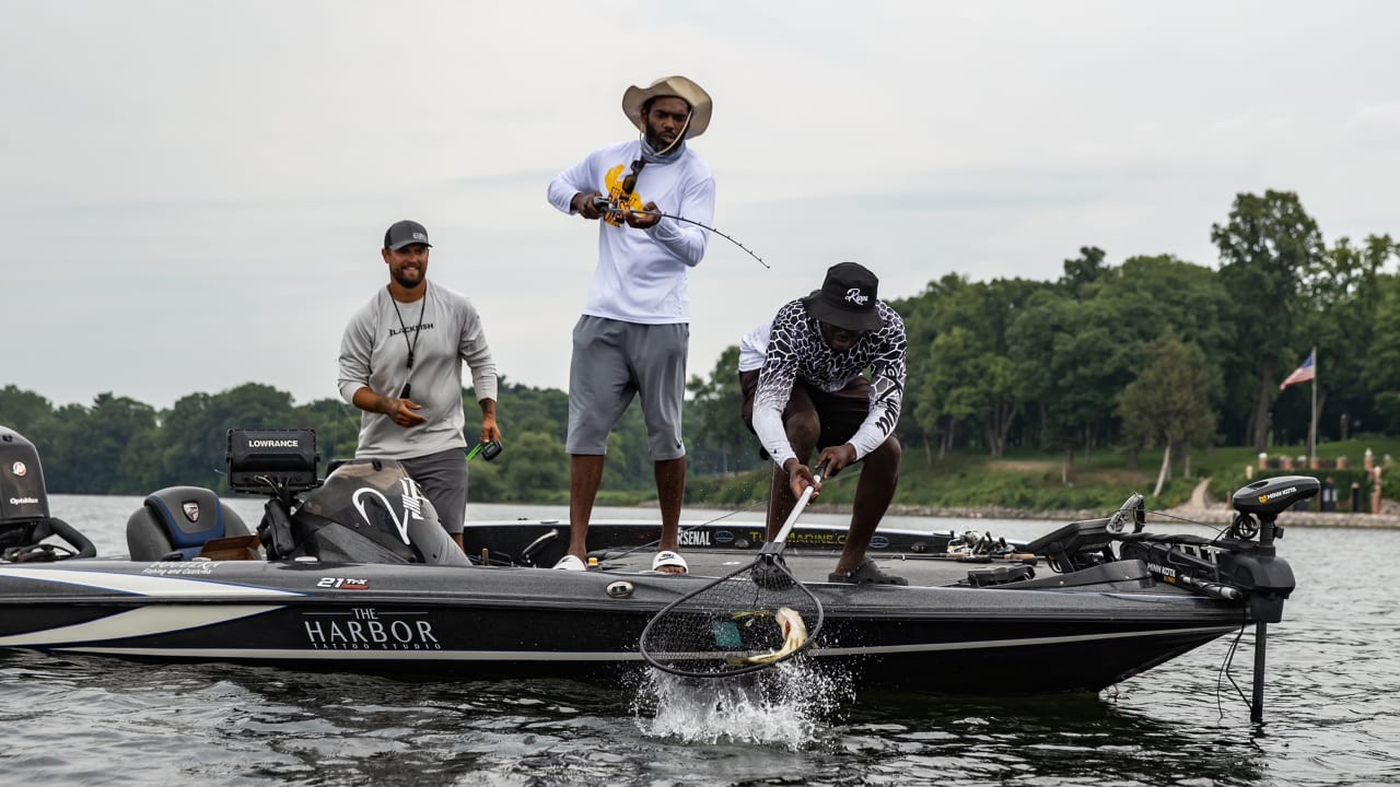 Randy Moss Hosts Straight Bass Classic in Memory of Sid Hartman