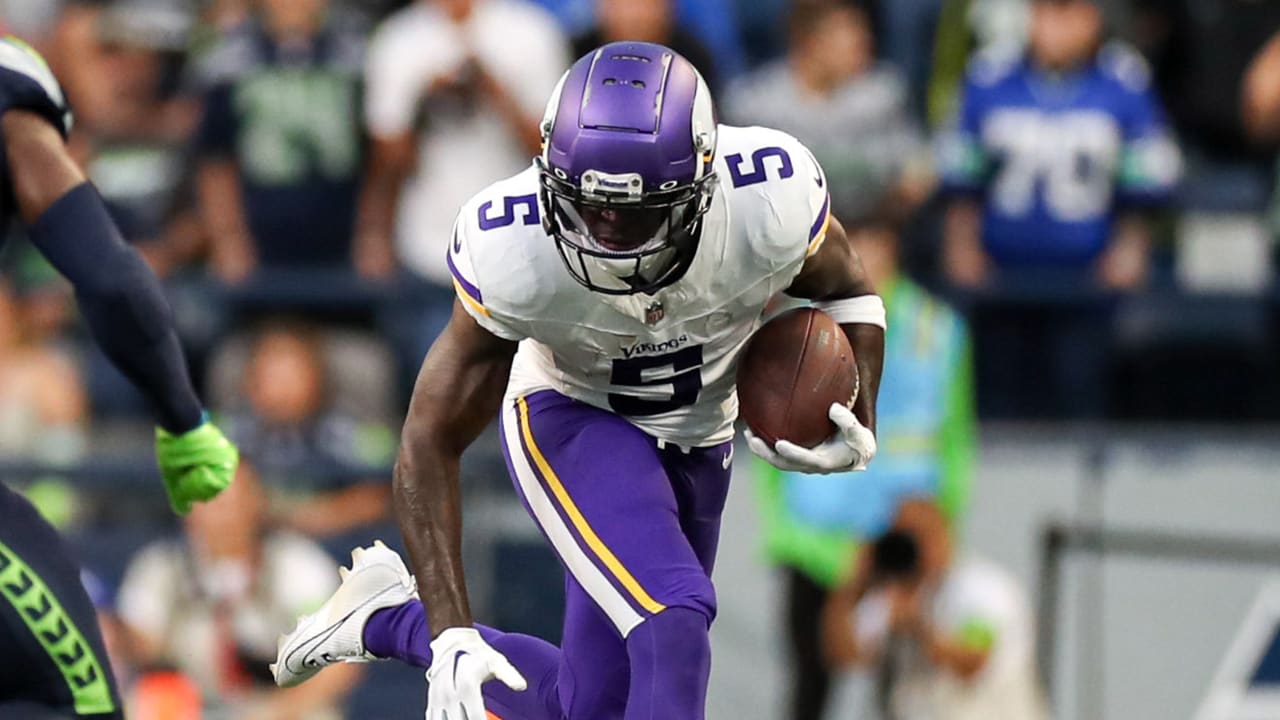 Mullens Rips 25-yard Play-Action Pass to Reagor To Move Chains