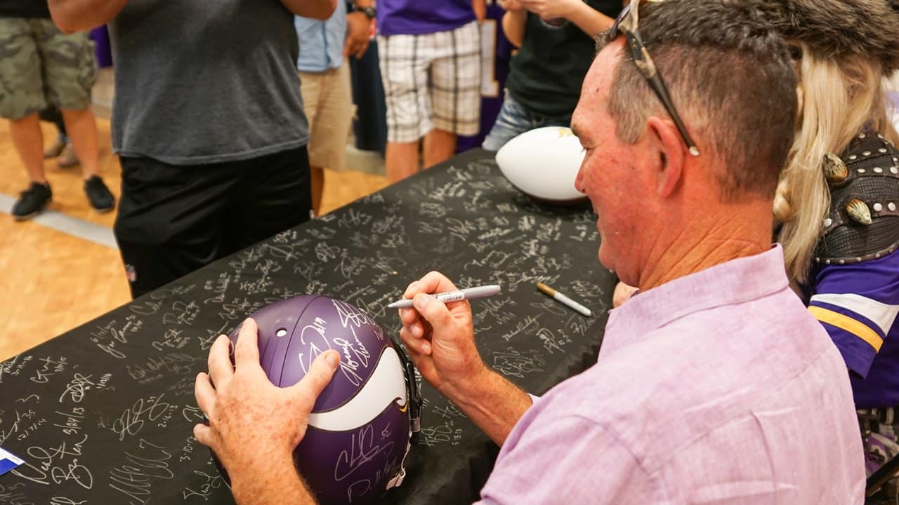 Zimmer Signs Autographs for Vikings Fans