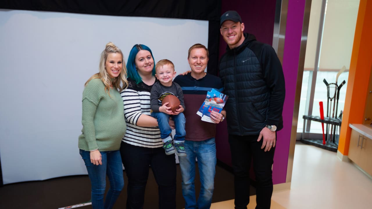 Kyle Rudolph Surprises Family With Tickets to Super Bowl LIII