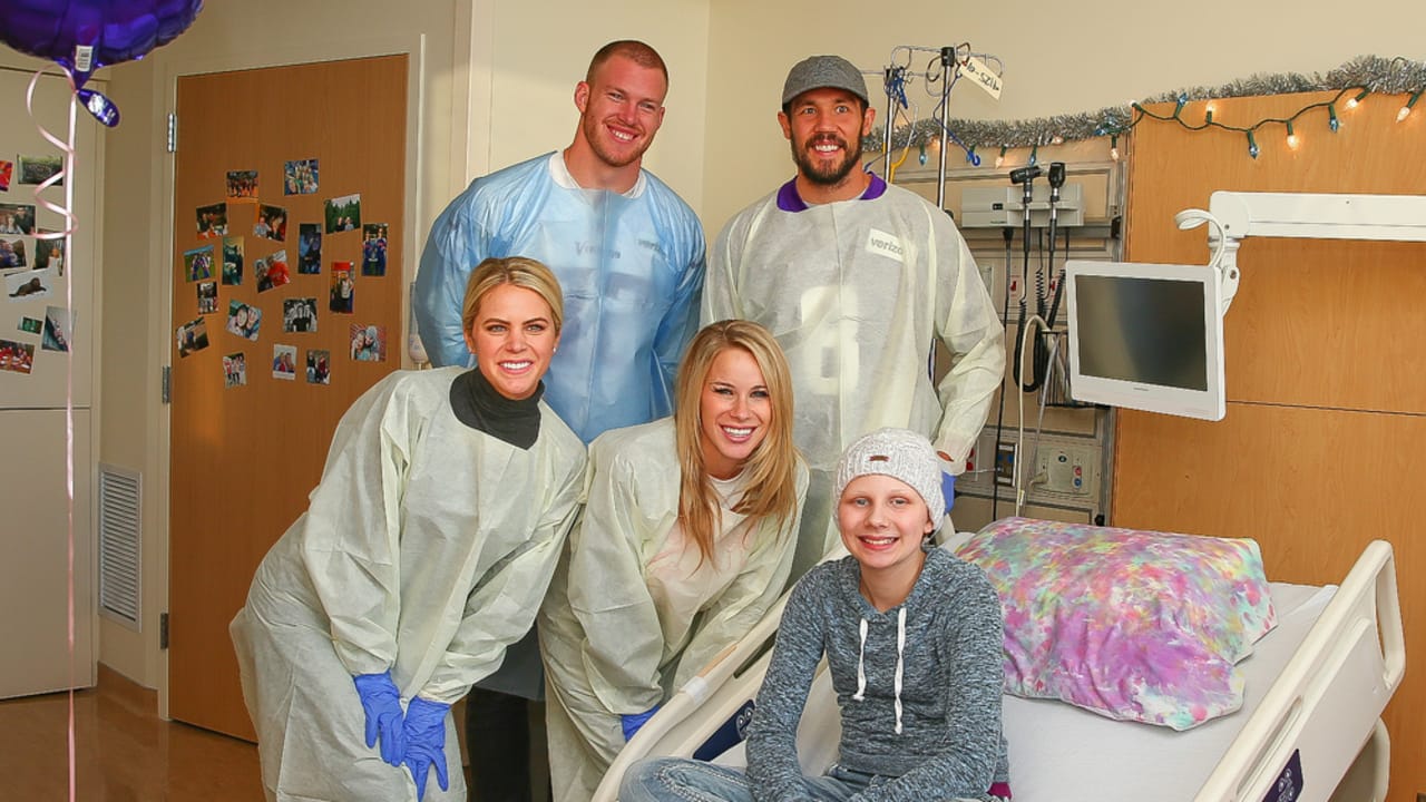Kyle Rudolph Hosts 'Holiday Huddle' at Children's Hospital