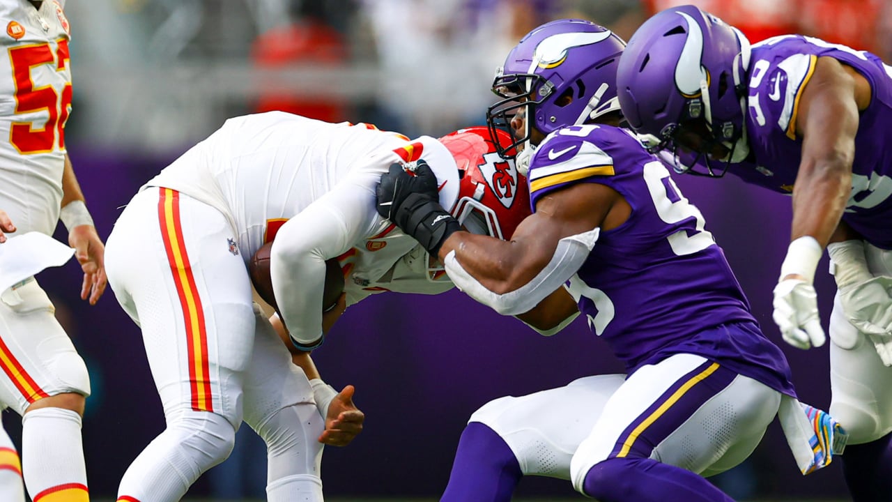 Hunter Takes Down Mahomes For A Sack