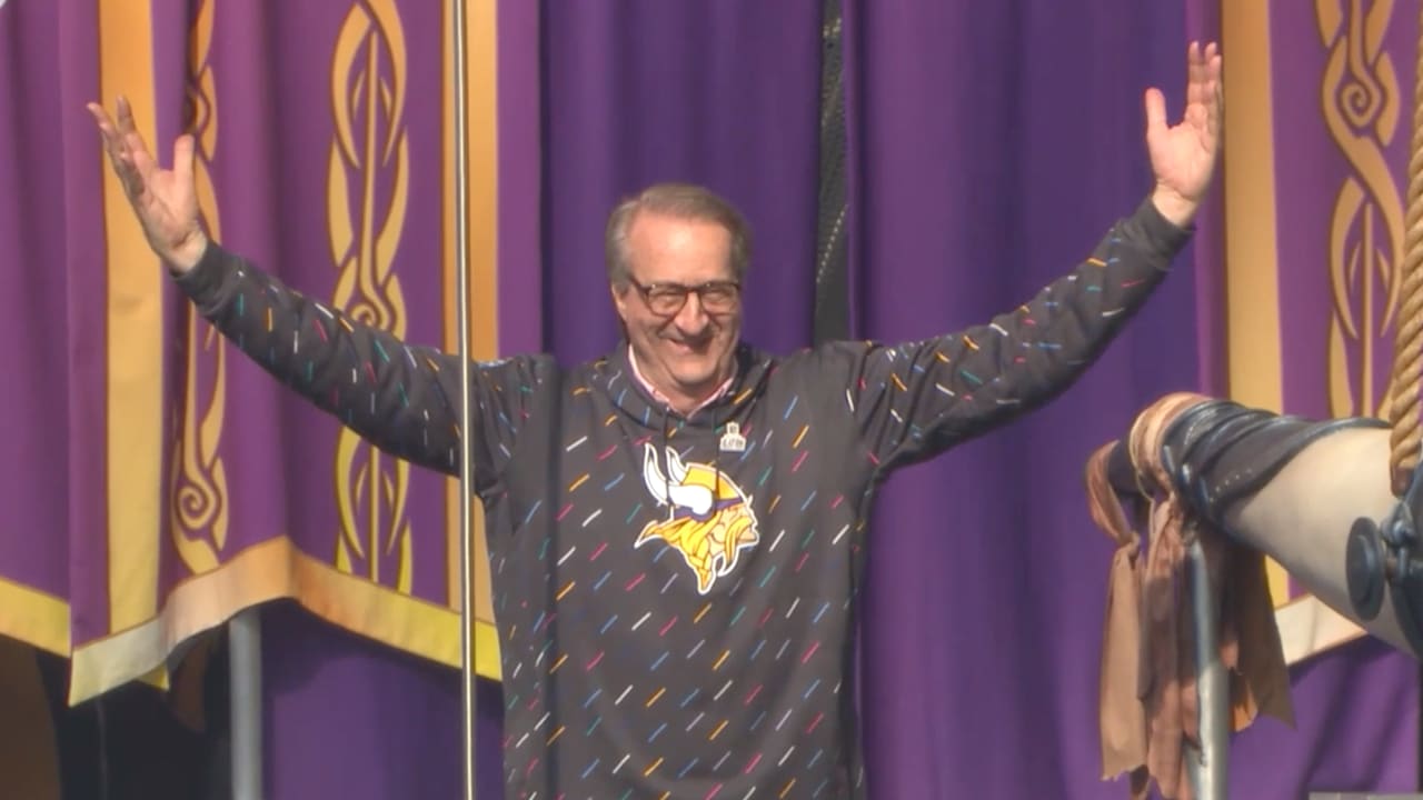 Mark Rosen Sounds The Gjallarhorn Prior To Vikings-Lions